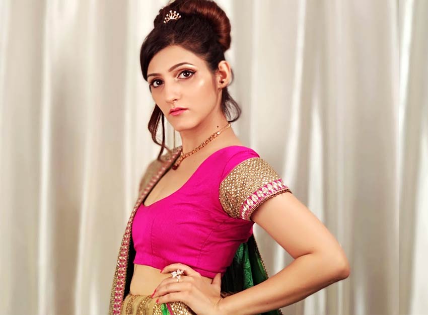 25 Traditional & Modern Saree Poses For Girls At Home For Photoshoot